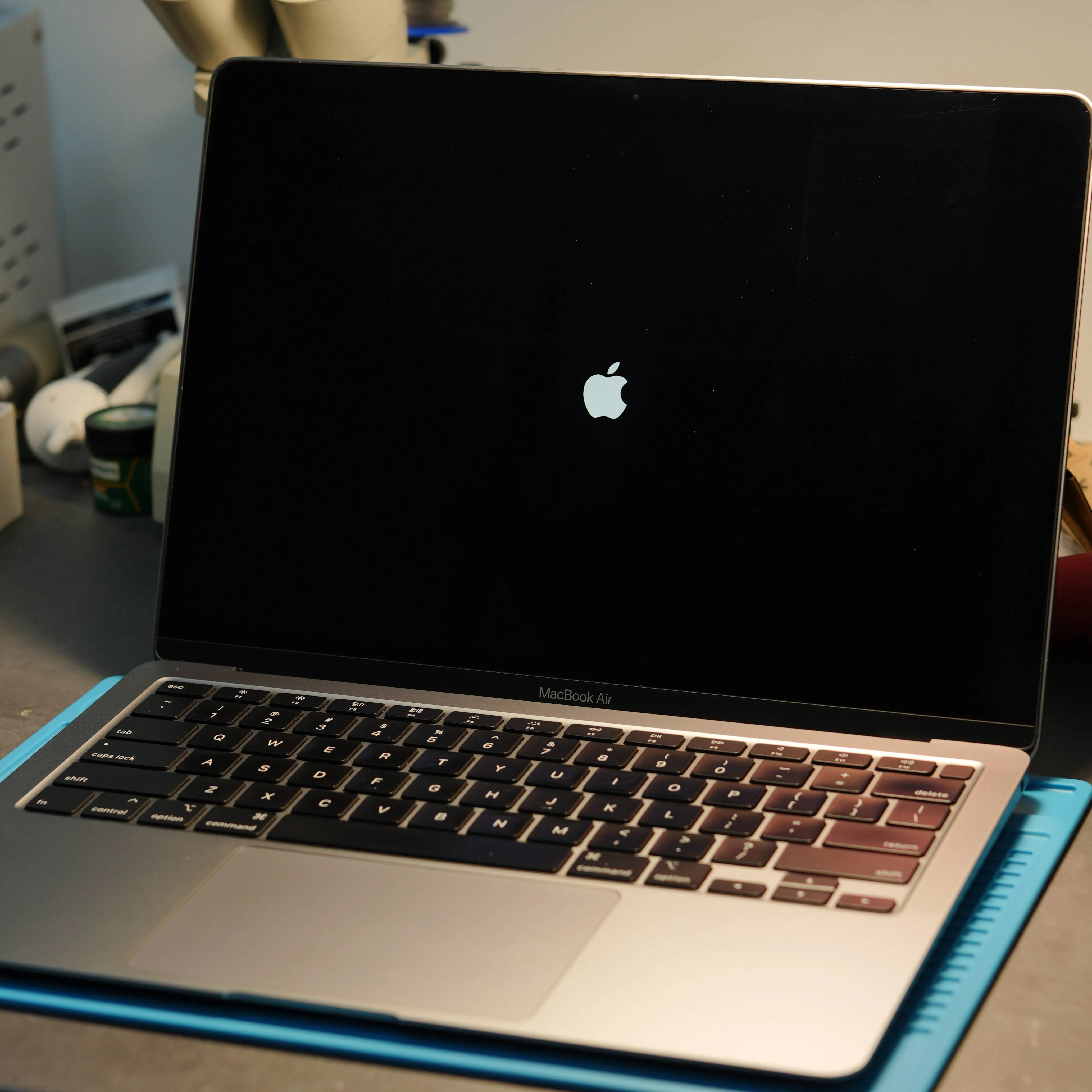 MacBook blocat la logo Apple - Arron Service